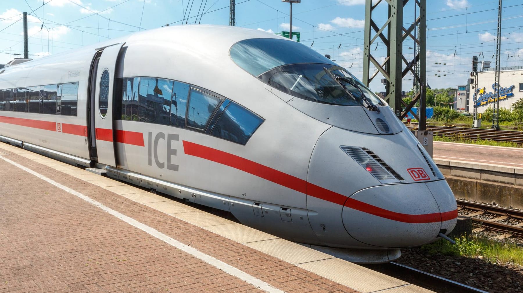 Leerer ICE in Köln entgleist - Fachleute prüfen Unfallsache