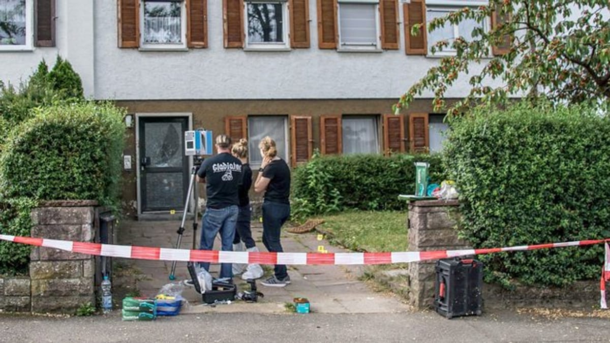Messerattacke und Schüsse: Routineeinsatz der Polizei endet blutig - drei Verletzte