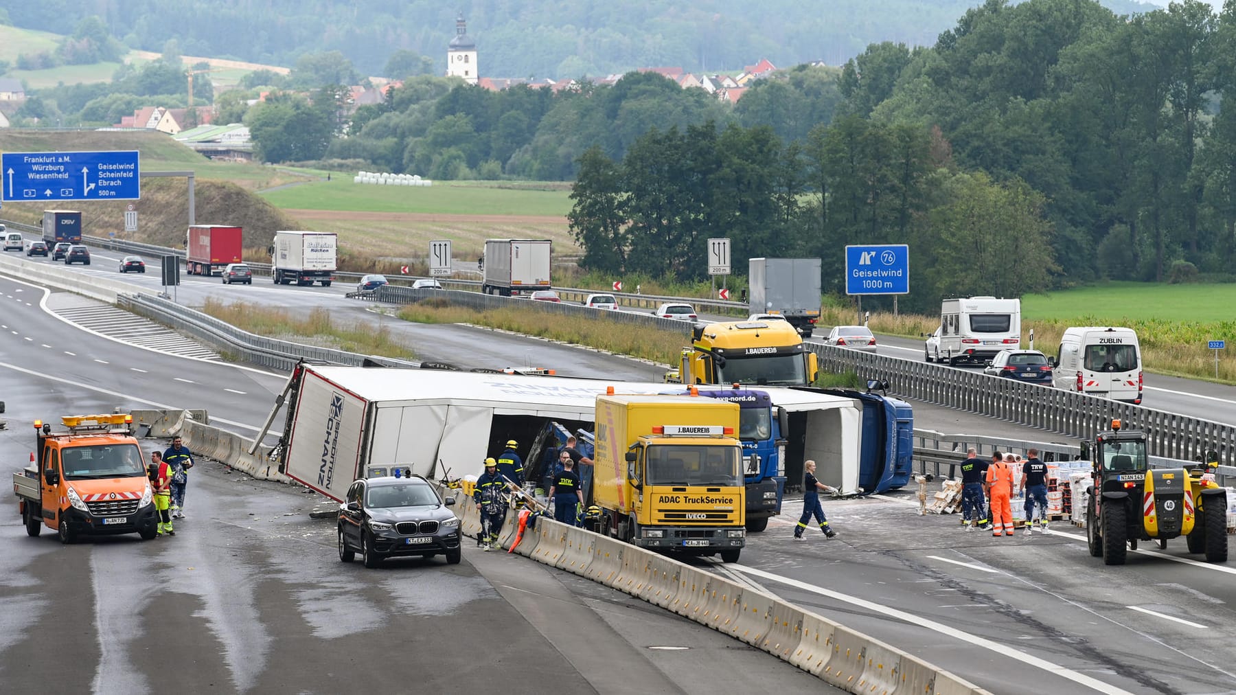 Bei Geiselwind: Unfall von LKW mit Farbe – A3 stundenlang gesperrt