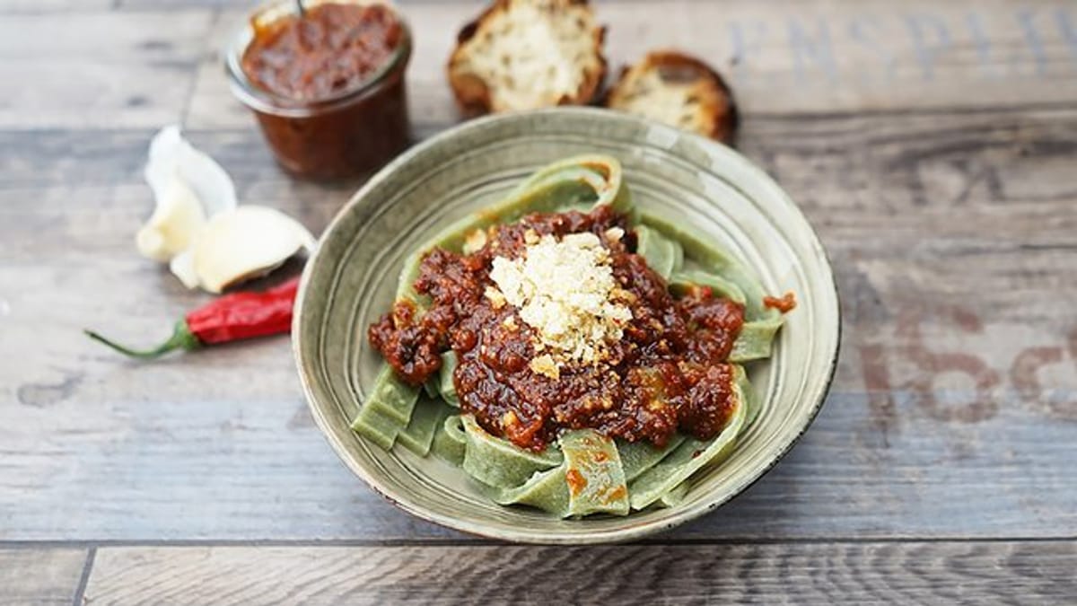 Würzige Pasta: Rezept für Liebstöckel-Tagliatelle mit Pesto all'arrabbiata Würzige Pasta: Rezept für Liebstöckel-Tagliatelle mit Pesto all'arrabbiata