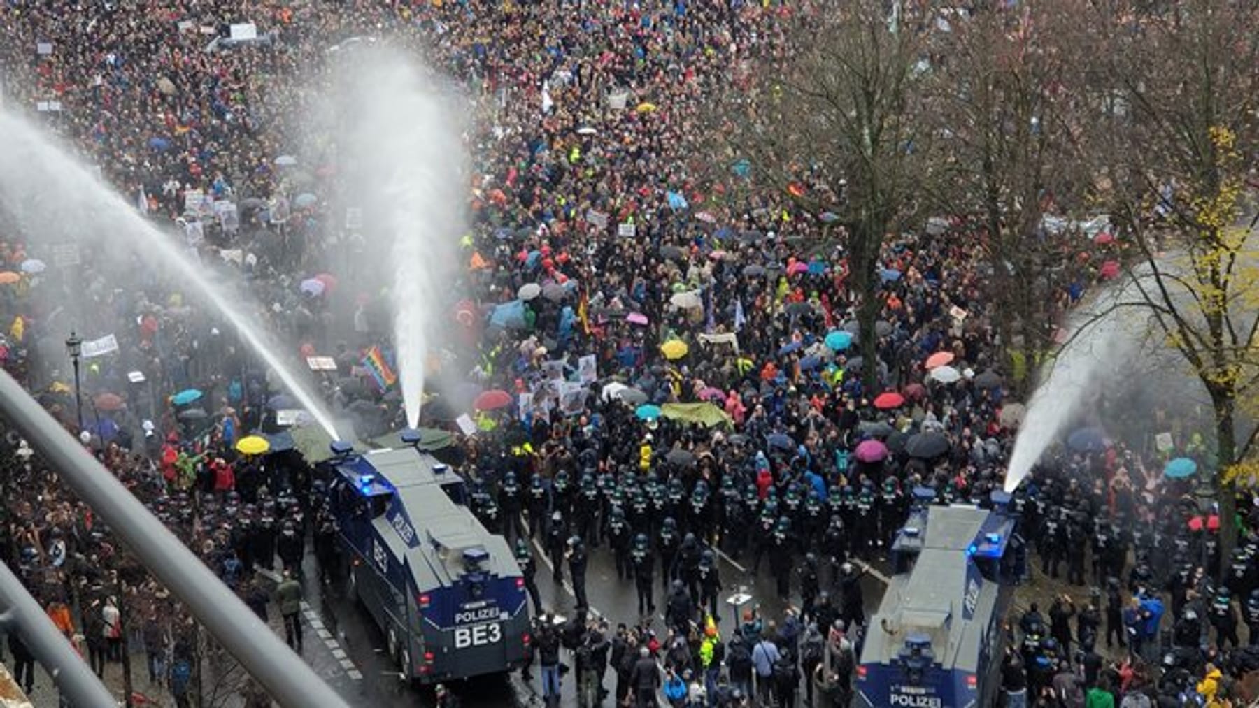 Zahlreiche Auflagen-Verstöße: Polizei setzt bei Corona-Demo in Berlin Wasserwerfer ein