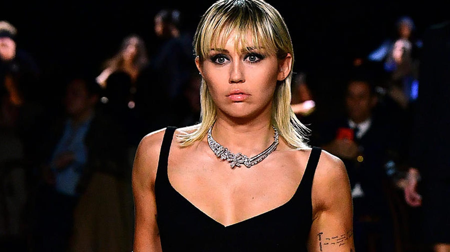 Miley Cyrus Posiert Oben Ohne Für Magazin Rolling Stone