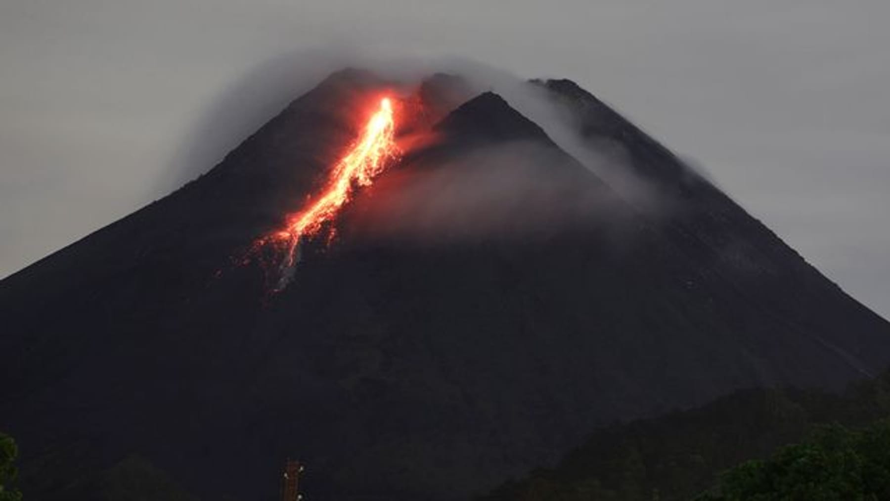 Auf Feuerring: Vulkan Merapi auf Java spuckt Asche und Gestein aus
