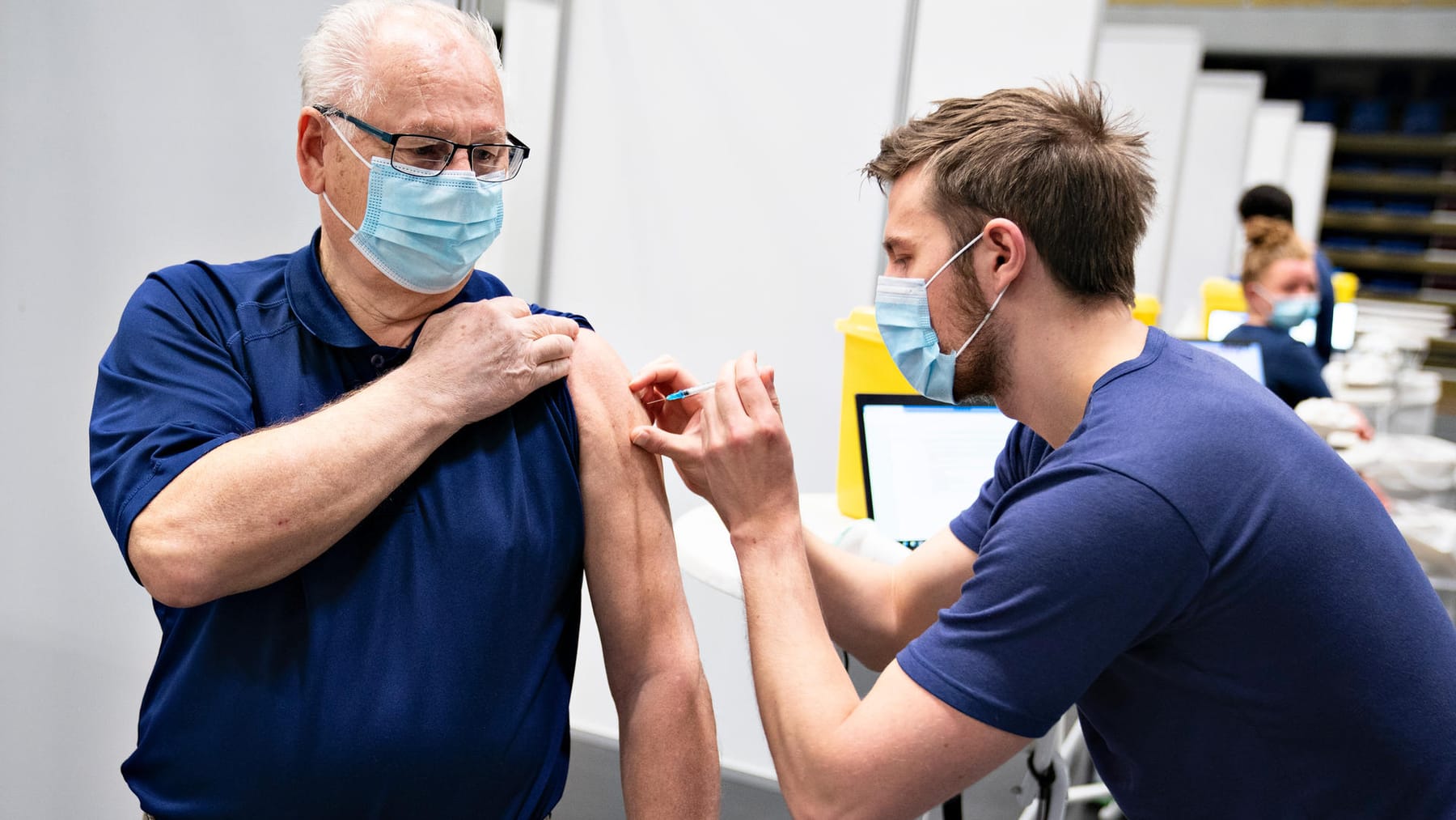 Pfizer-Chef: Dritte Corona-Impfung mit Biontech wohl nötig Pfizer-Chef: Dritte Corona-Impfung mit Biontech wohl nötig