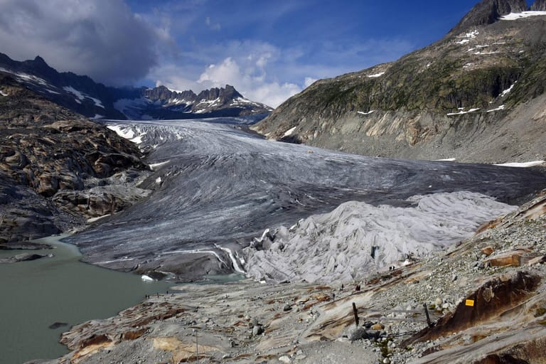 Schweizer Gletscher haben im Sommer viel Eis verloren Schweizer Gletscher haben im Sommer viel Eis verloren