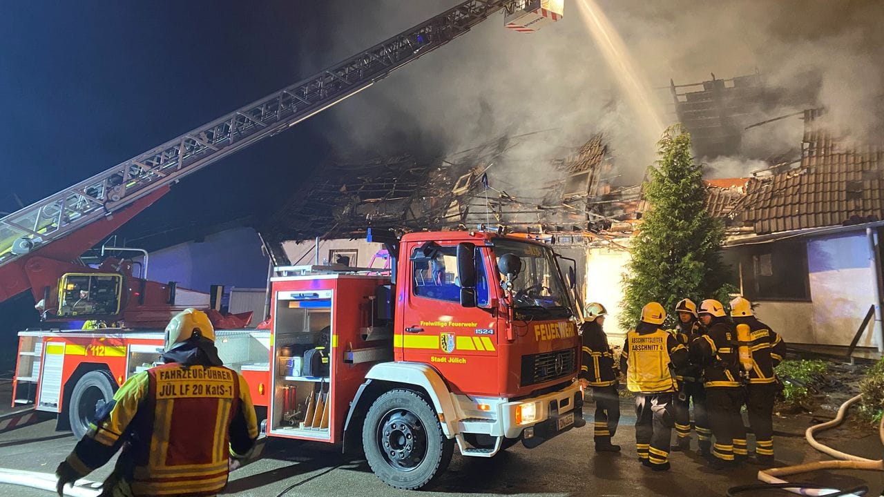 Mensch stirbt bei Brand - Feuerwehr prallt gegen Lkw