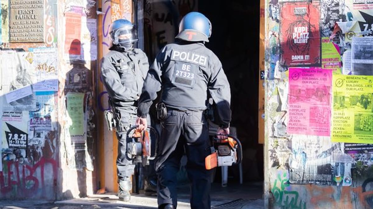 Berlin: Polizei entdeckt bei Razzia Tunnel unter "Rigaer 94"