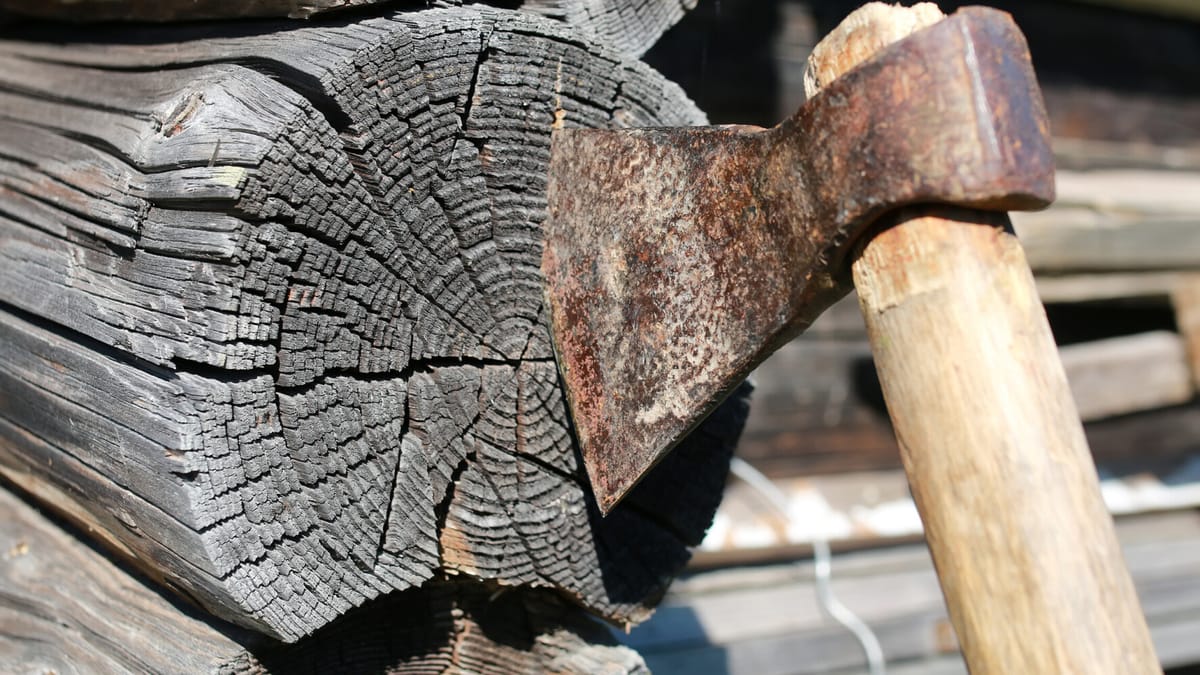 Mann läuft mit Axt über Bahnhofsplatz in Ismaning