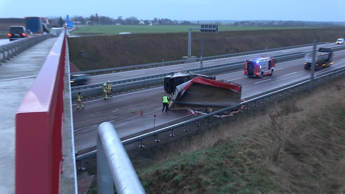 Nördlich von Berlin: Lkw-Unfall blockiert A24 – lange Staus