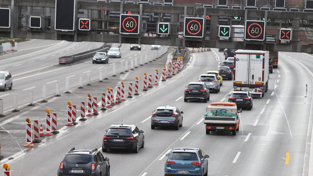 A7 blockiert: Stau wegen Lkw-Panne im Elbtunnel
