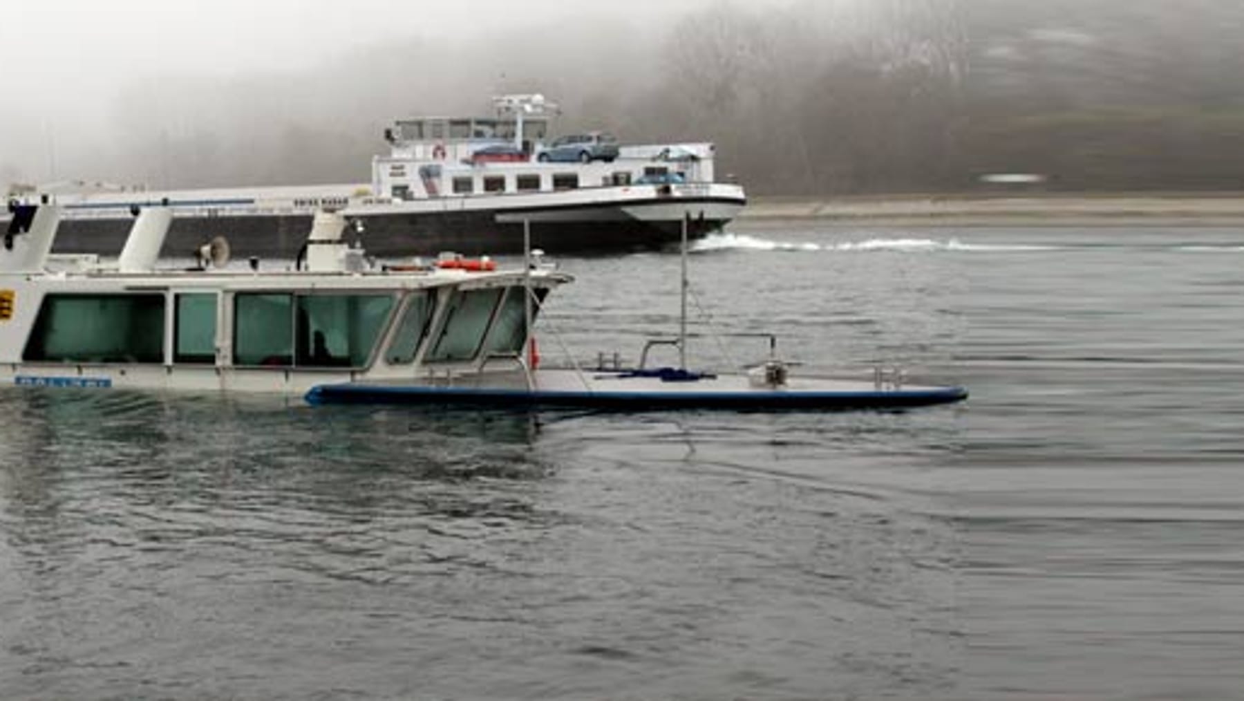 Polizeiboot sinkt nach Kollision auf dem Rhein Polizeiboot sinkt nach Kollision auf dem Rhein