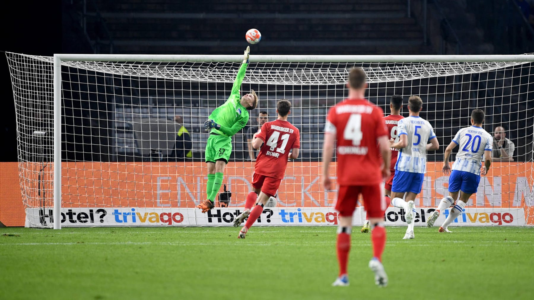 Relegation Hsv Siegt Nach Kuriosem Traumtor In Berlin Hertha Droht Abstieg