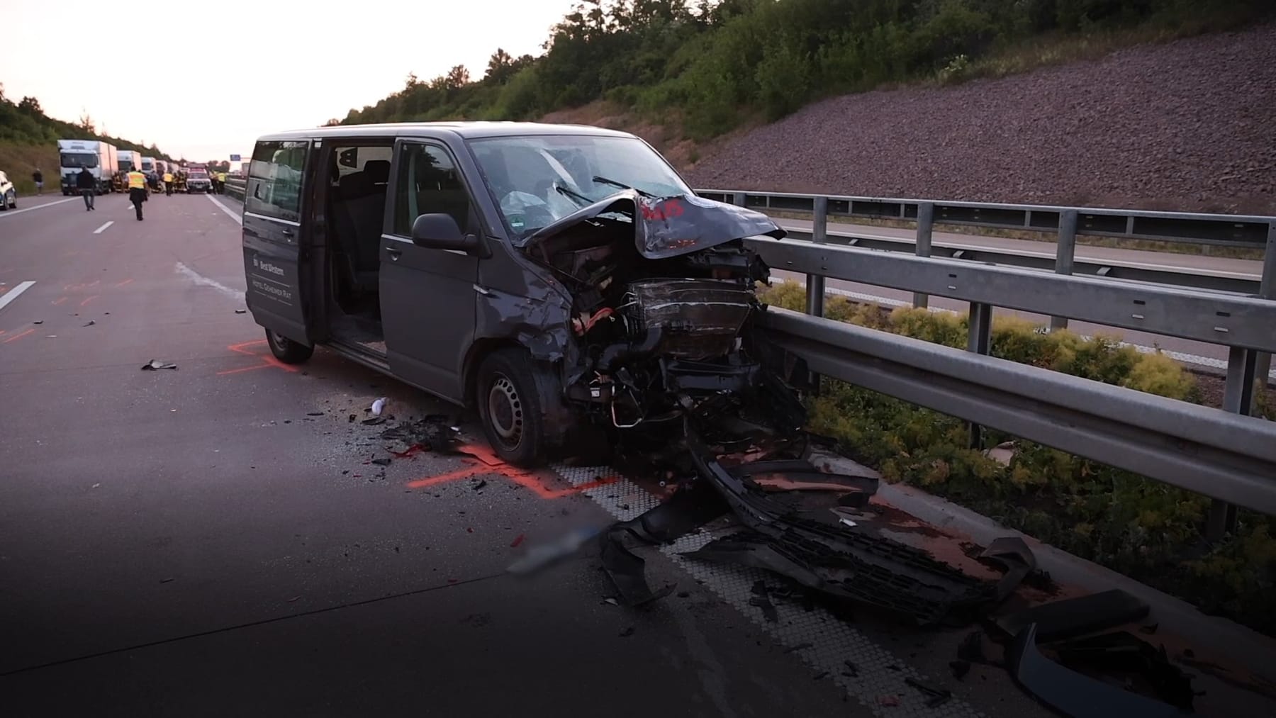 A14 bei Halle: Drei Tote und 18 Verletzte bei schwerem Verkehrsunfall