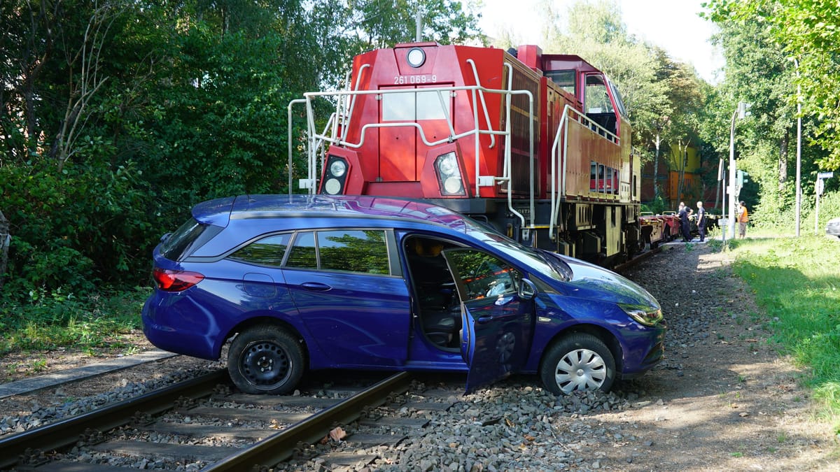 Hamburg Hafen: Güterzug erfasst Auto – Fahrer in Krankenhaus gebracht