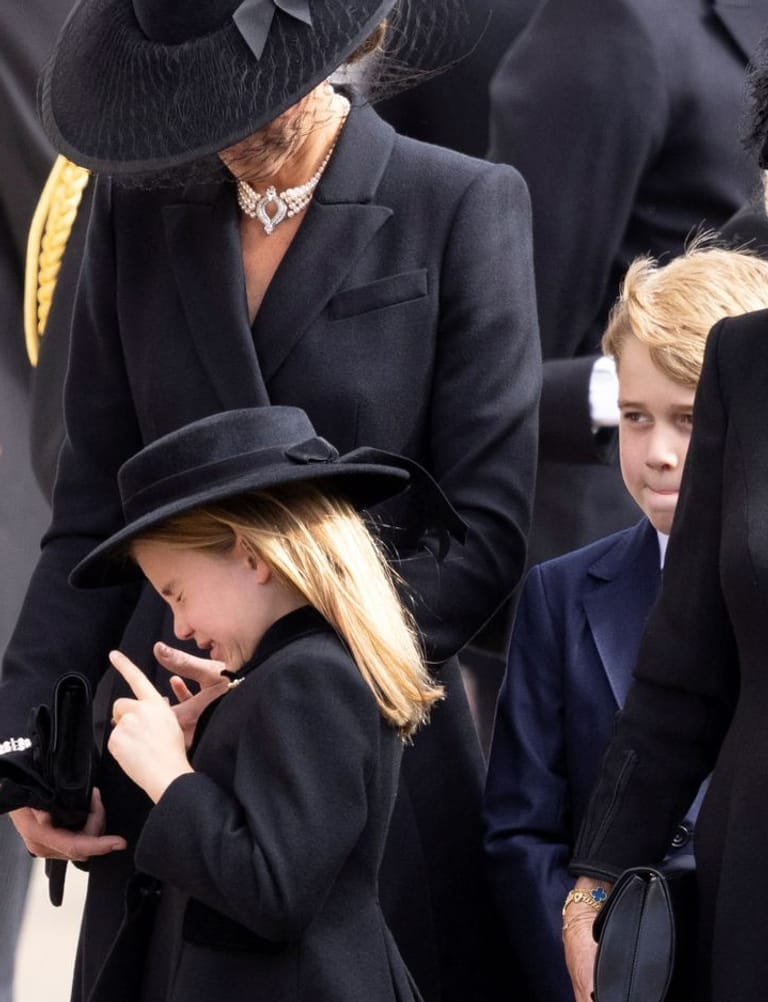 Bei Queen-Trauerfeier: Prinzessin Charlotte weint bitterlich um ihre Uroma Bei Queen-Trauerfeier: Prinzessin Charlotte weint bitterlich um ihre Uroma