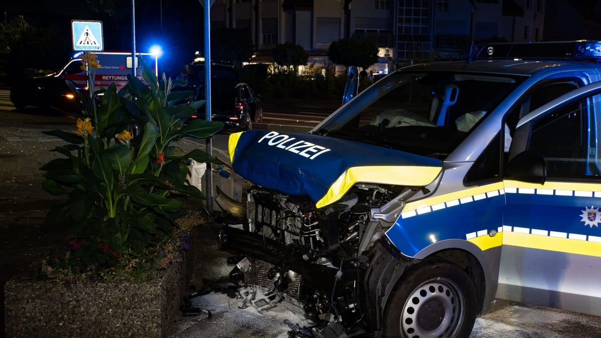 Bei Offenbach: Streifenwagen kracht in Auto – drei Verletzte