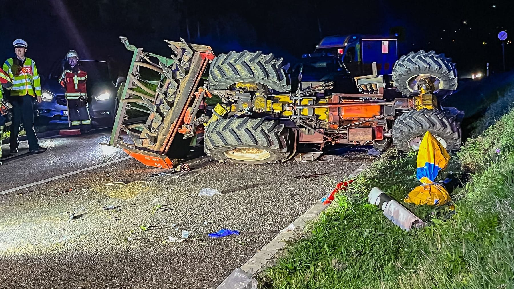 Auto rast in Traktor: 62-Jähriger schwer verletzt – B27 stundenlang gesperrt