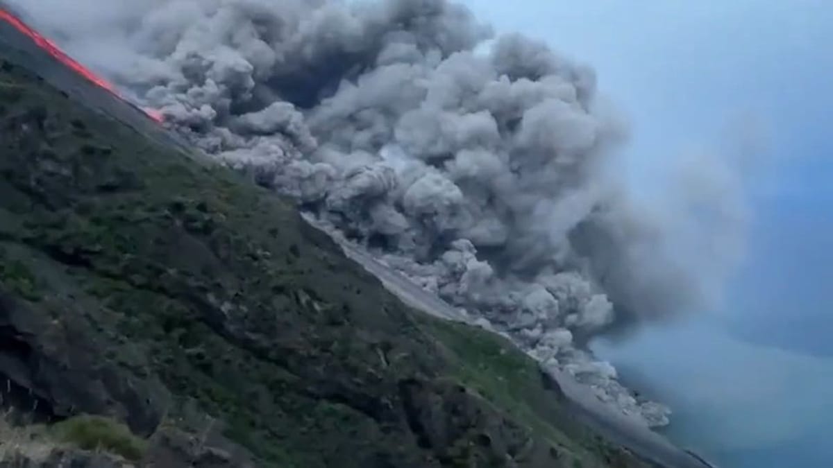 Spektakulärer Vulkanausbruch in Italien: Bilder zeigen Stromboli-Eruption