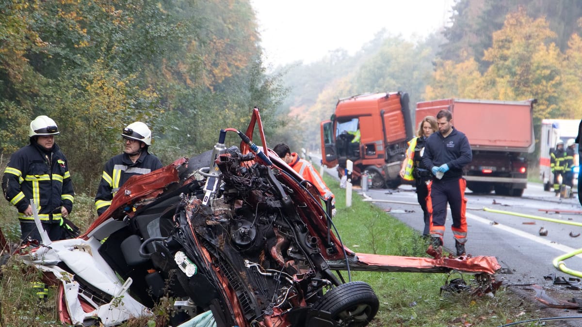 Dietzenbach: Auto kracht frontal in LKW – 21-Jähriger stirbt