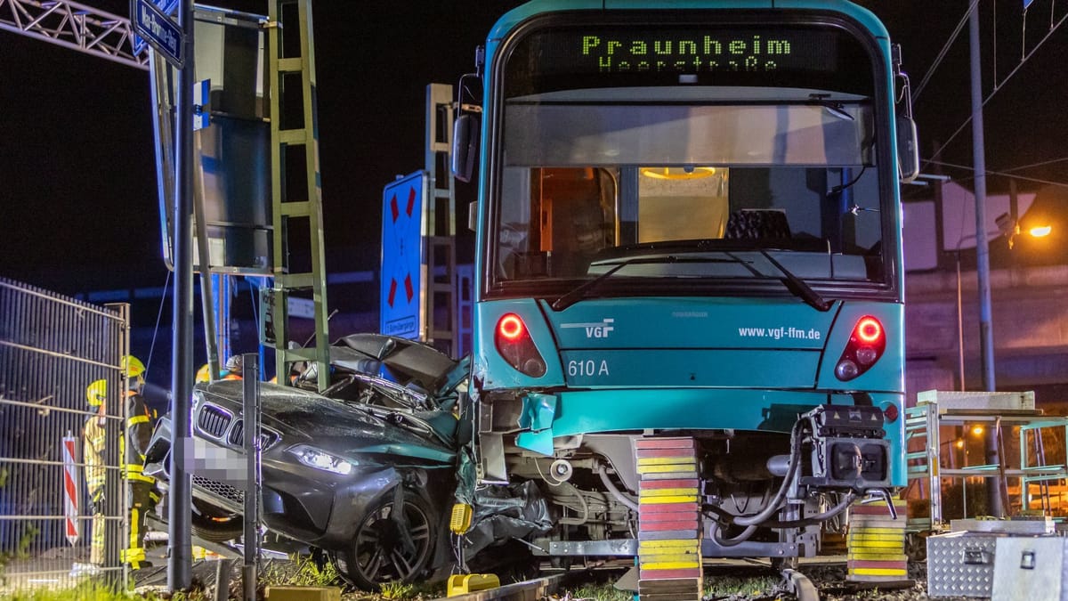 Schwerer Unfall in Frankfurt: U-Bahn quetscht Pkw ein – Fahrer im Wagen eingeklemmt