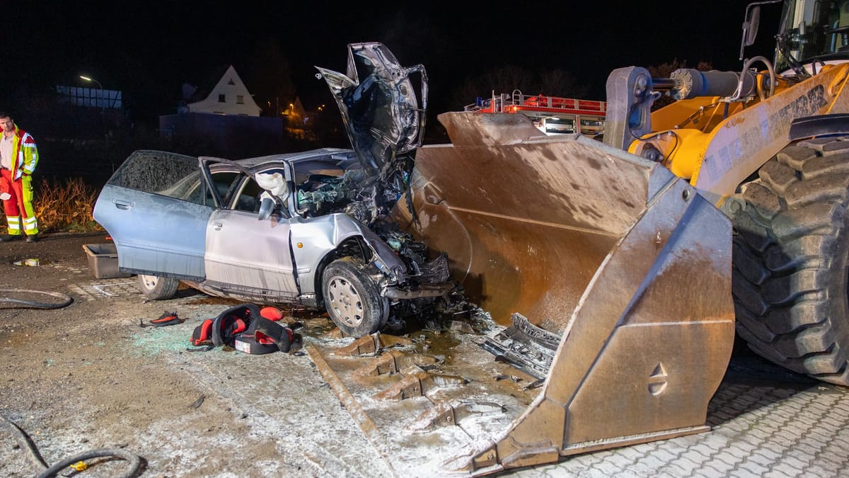 Biebergemünd: Auto rast in Radlader – vier Schwerverletzte
