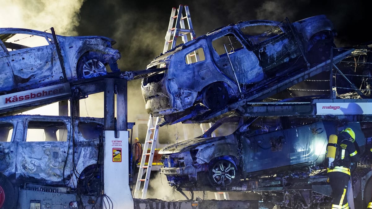 Autotransporter ausgebrannt: Kilometerlanger Stau auf A3 bei Frankfurt Süd