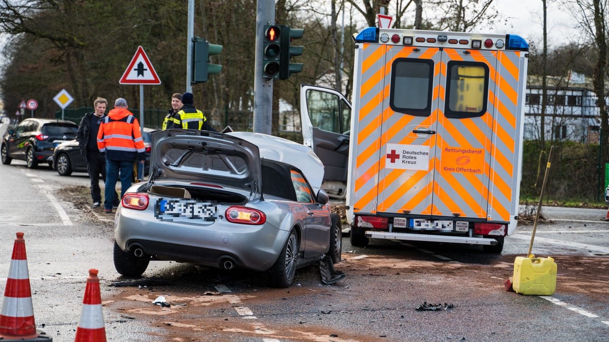 Neu-Isenburg: Kollision zwischen Auto und Rettungswagen – zwei Verletzte