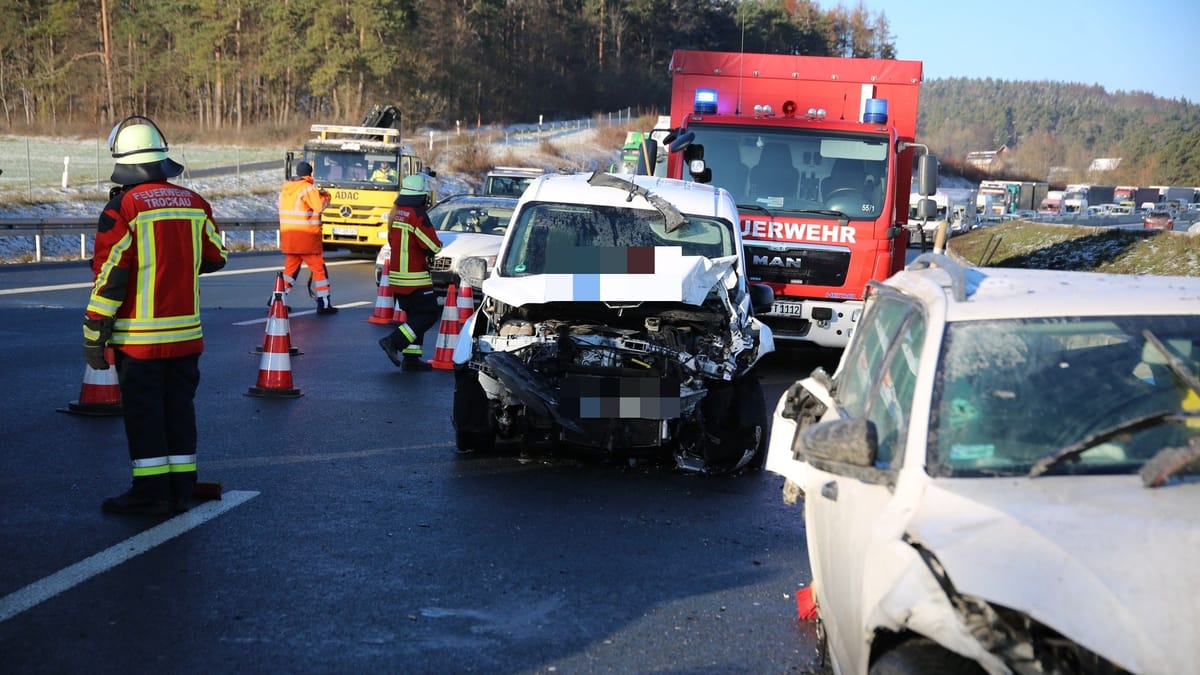 A9 in Oberfranken war gesperrt: Massenkarambolage mit zwölf Autos