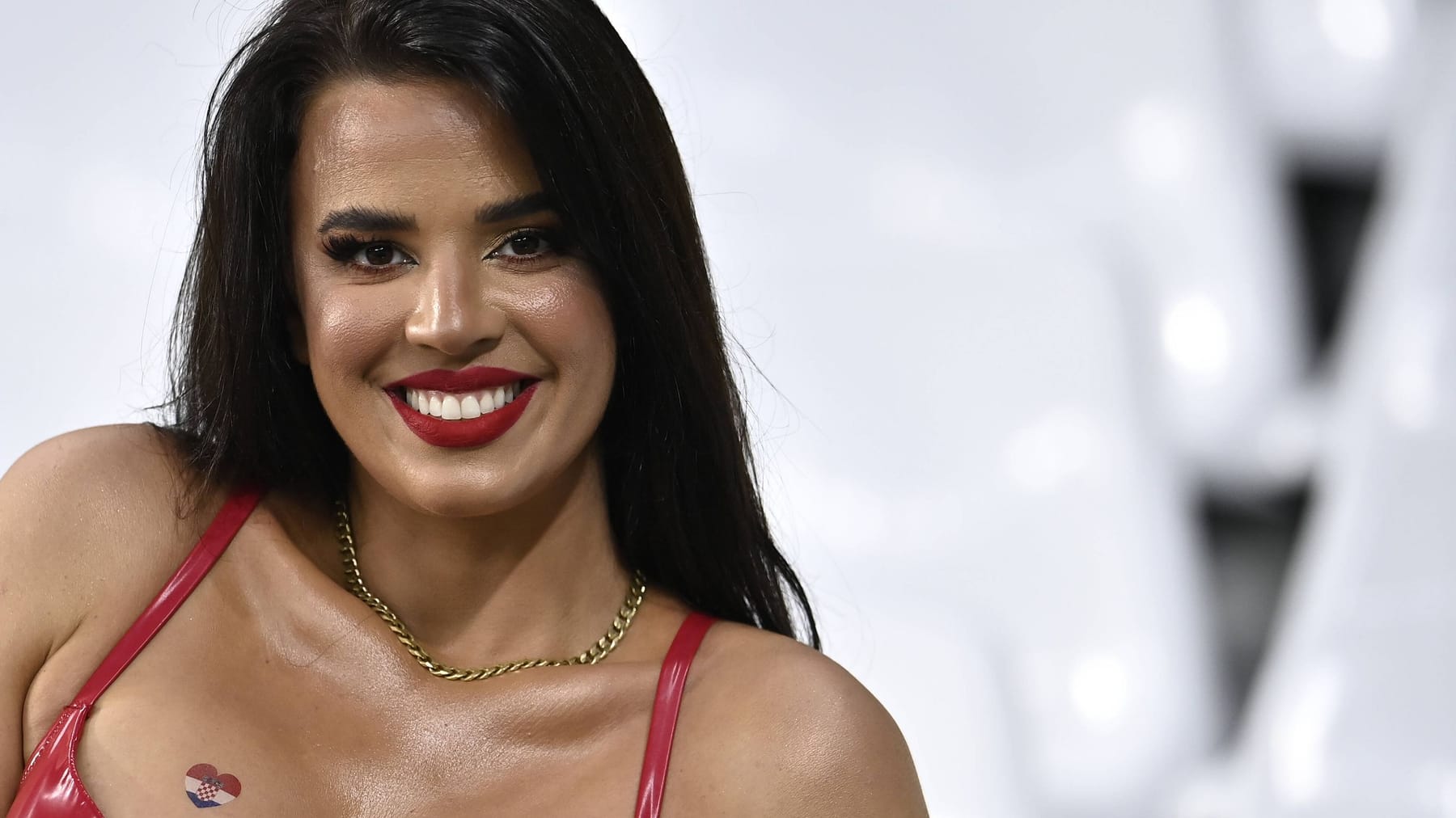 Ivana Knöll: Ex-Miss-Kroatien zelebriert drei Millionen Follower Po-Foto aus der Wüste