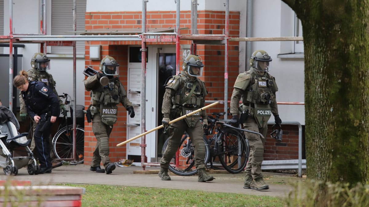 Elmshorn: Mann bedroht 29-Jährige mit Messer – SEK rückt an