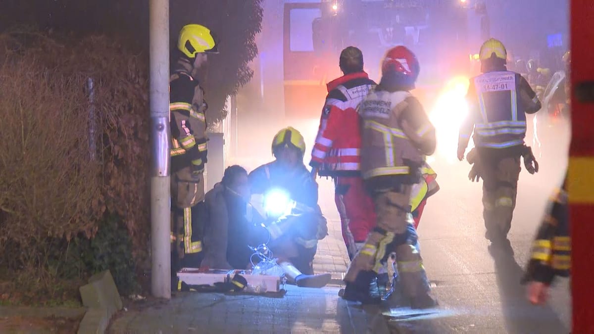 Feuerwehr rettet Menschen aus brennendem Haus in Schenefeld