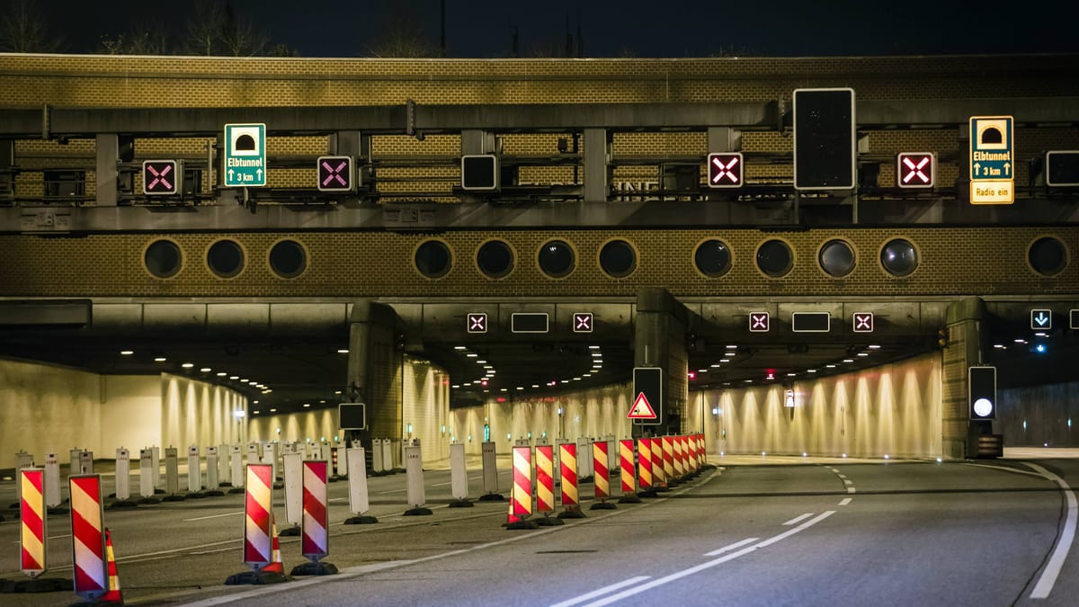 Elbtunnel gesperrt: Unfall auf A7 löst Behinderungen in Elbtunnelröhre aus