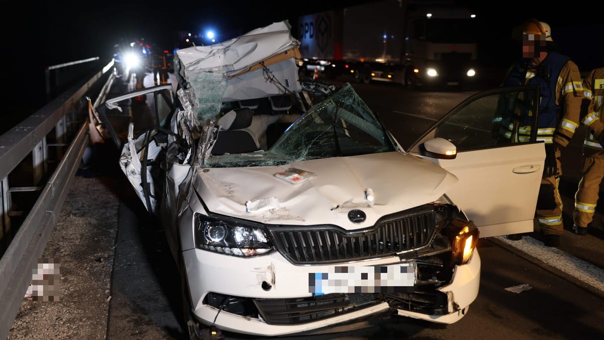 Schwerer Unfall auf der A9: Autofahrer kracht in Sattelzug – Beifahrerin verletzt