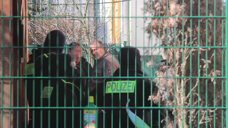 Berlin: Große Razzia in der Villa des Remmo-Clans – wegen Baumarkt-Akkus Berlin: Große Razzia in der Villa des Remmo-Clans – wegen Baumarkt-Akkus