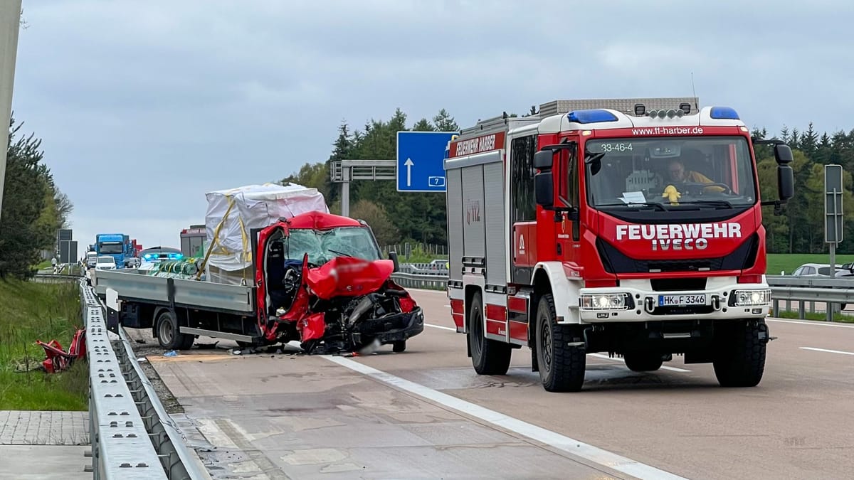 A7 Richtung Hamburg voll gesperrt: Unfall bei Bispingen – Person eingeklemmt