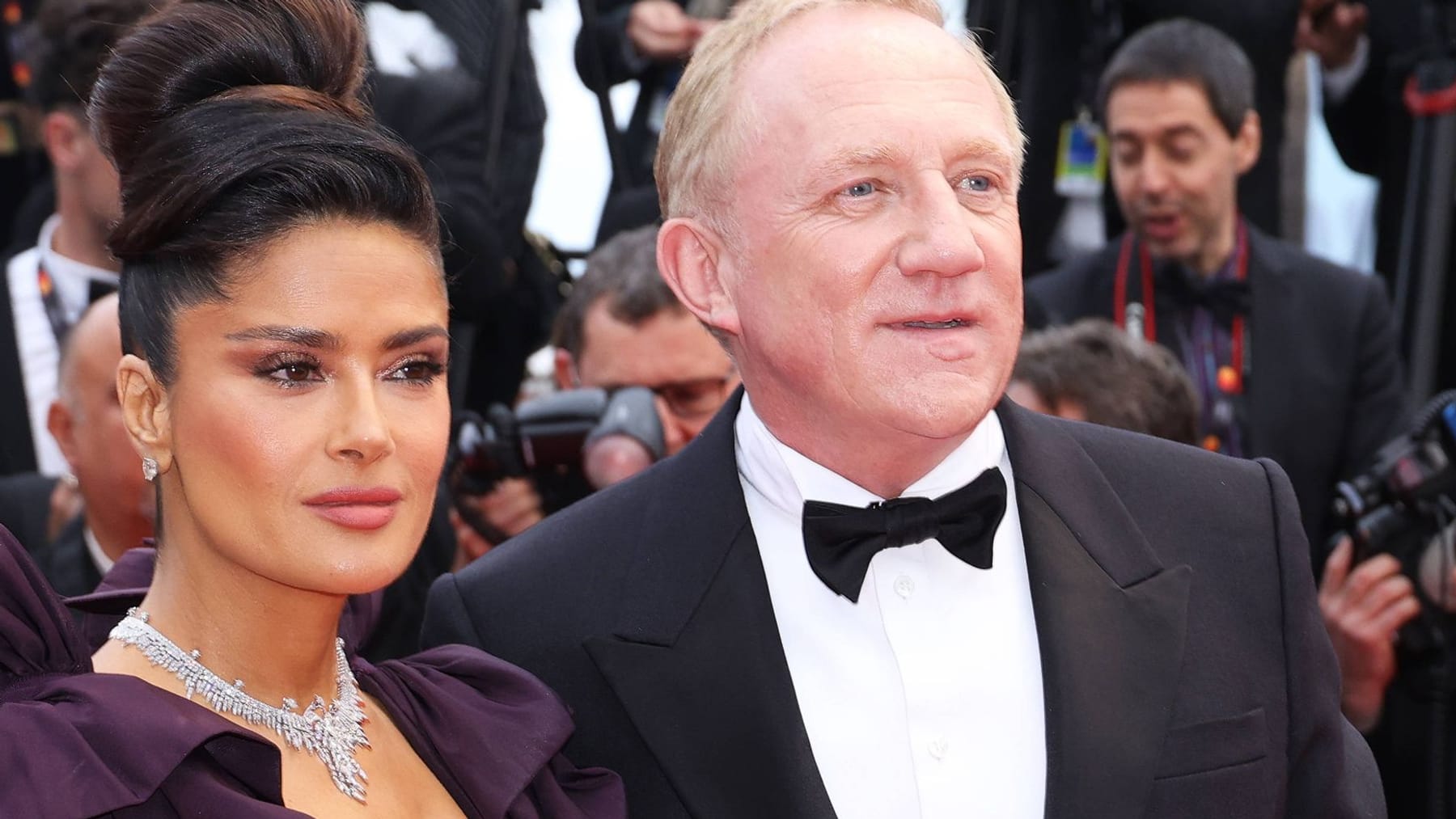 Salma Hayek in Cannes: Tiefer Ausschnitt bis zum Bauchnabel