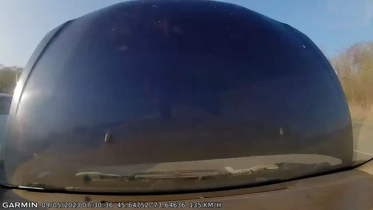 Motorhaube bricht bei 135 km/h ab