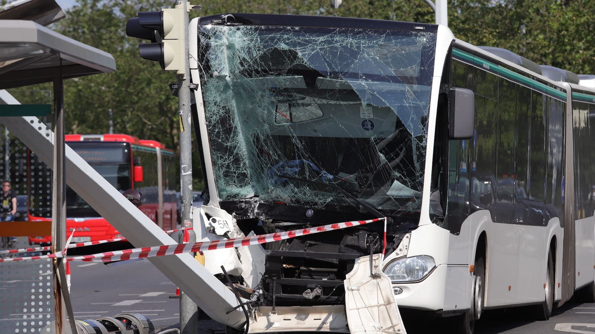Darmstadt: Bus kracht gegen Blitzer – mehrere Verletzte