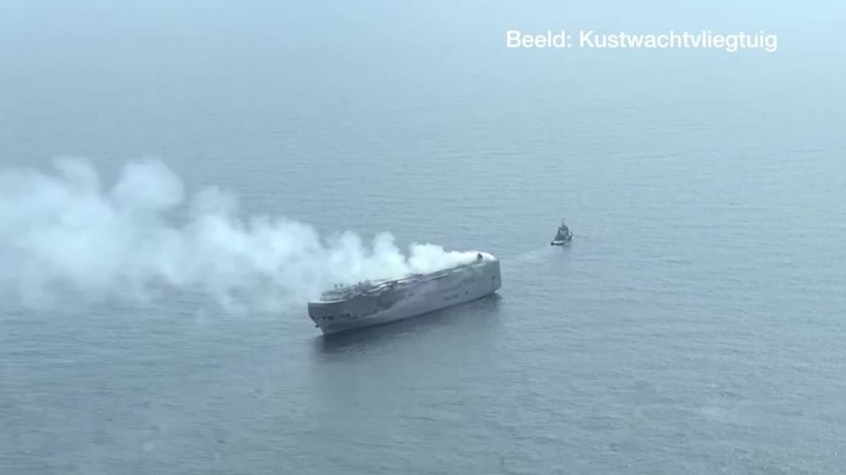 Nordsee: Brennender Frachter erreicht Zwischenziel der Bergung