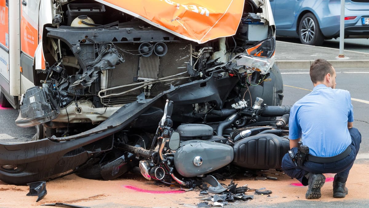 Schwerer Unfall in Frankfurt: Harley-Fahrer rutscht unter Rettungswagen – schwer verletzt