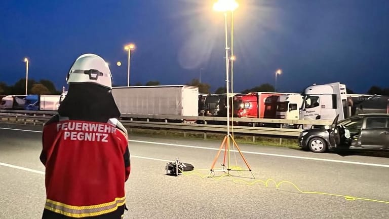 Autobahn-Unfall: Mann (25) steigt auf A9 aus – tot