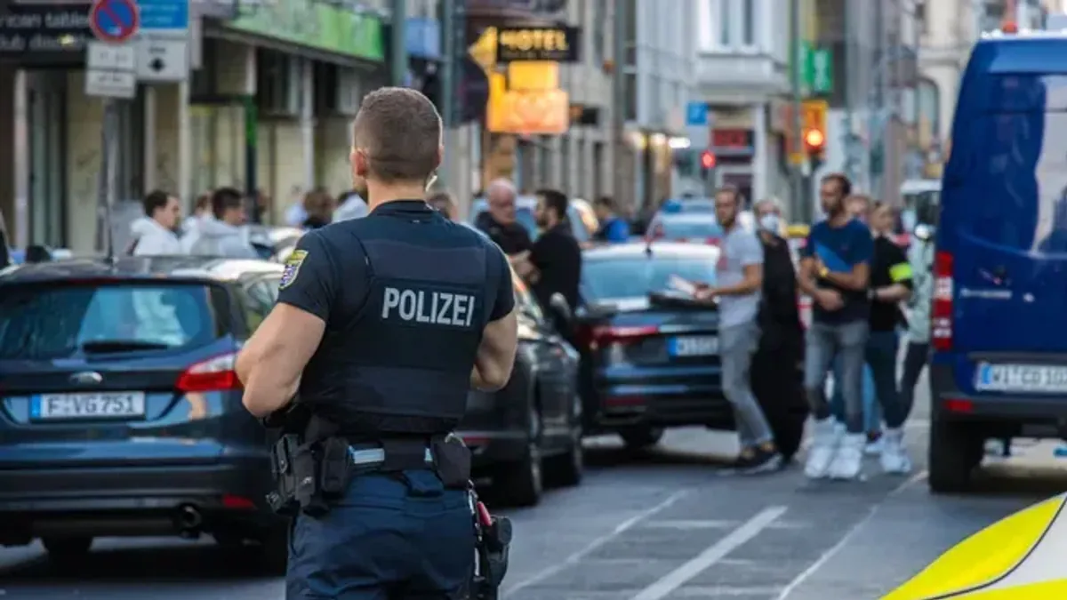 Tödliche Schüsse bei Polizeieinsatz in Frankfurt: Kundgebung in ... Tödliche Schüsse bei Polizeieinsatz in Frankfurt: Kundgebung in ...