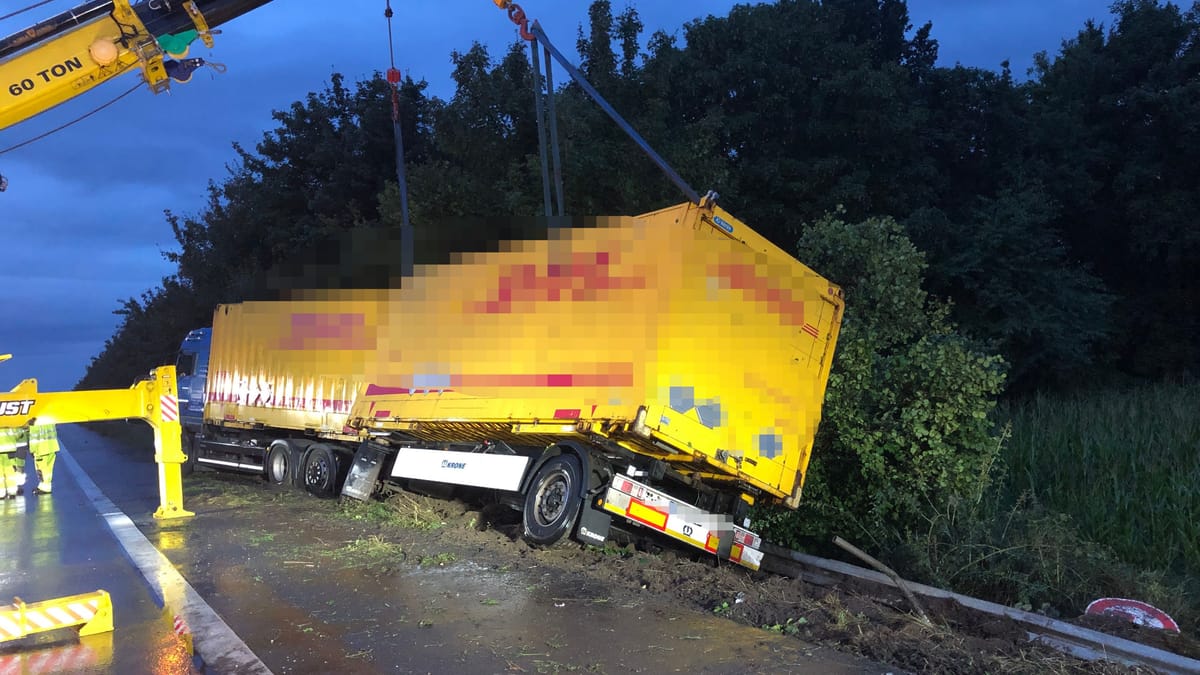 Lkw-Unfall auf A67: Laster fährt gegen Leitplanke und kippt in Böschung