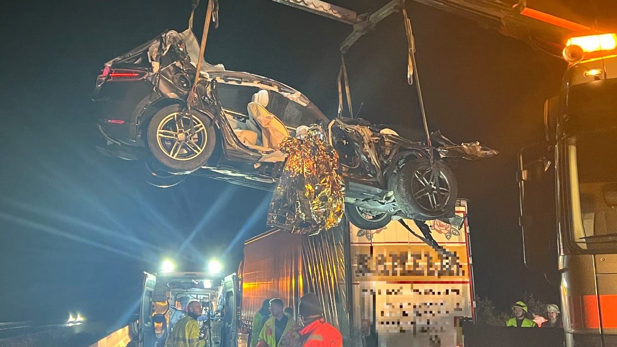 Unfall auf A3 bei Nürnberg: Porsche kracht in Lkw – Frau tot