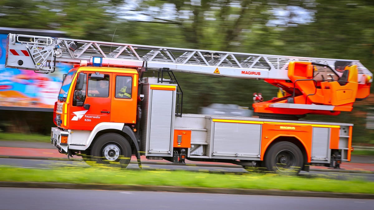 A23 Richtung Hamburg voll gesperrt: Fahrzeug steht in Flammen A23 Richtung Hamburg voll gesperrt: Fahrzeug steht in Flammen