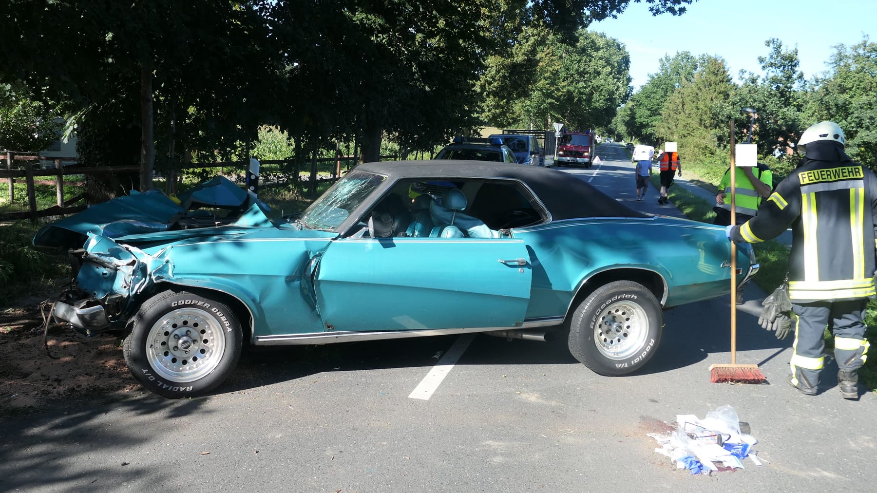 Wingst: Oldtimer prallt gegen Baum – Fahrer schwebt in Lebensgefahr