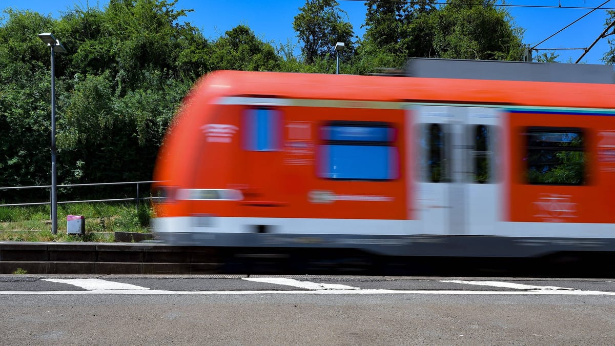 Tödlicher Unfall in Frankfurt-Rödelheim: S-Bahn erfasst Fußgänger