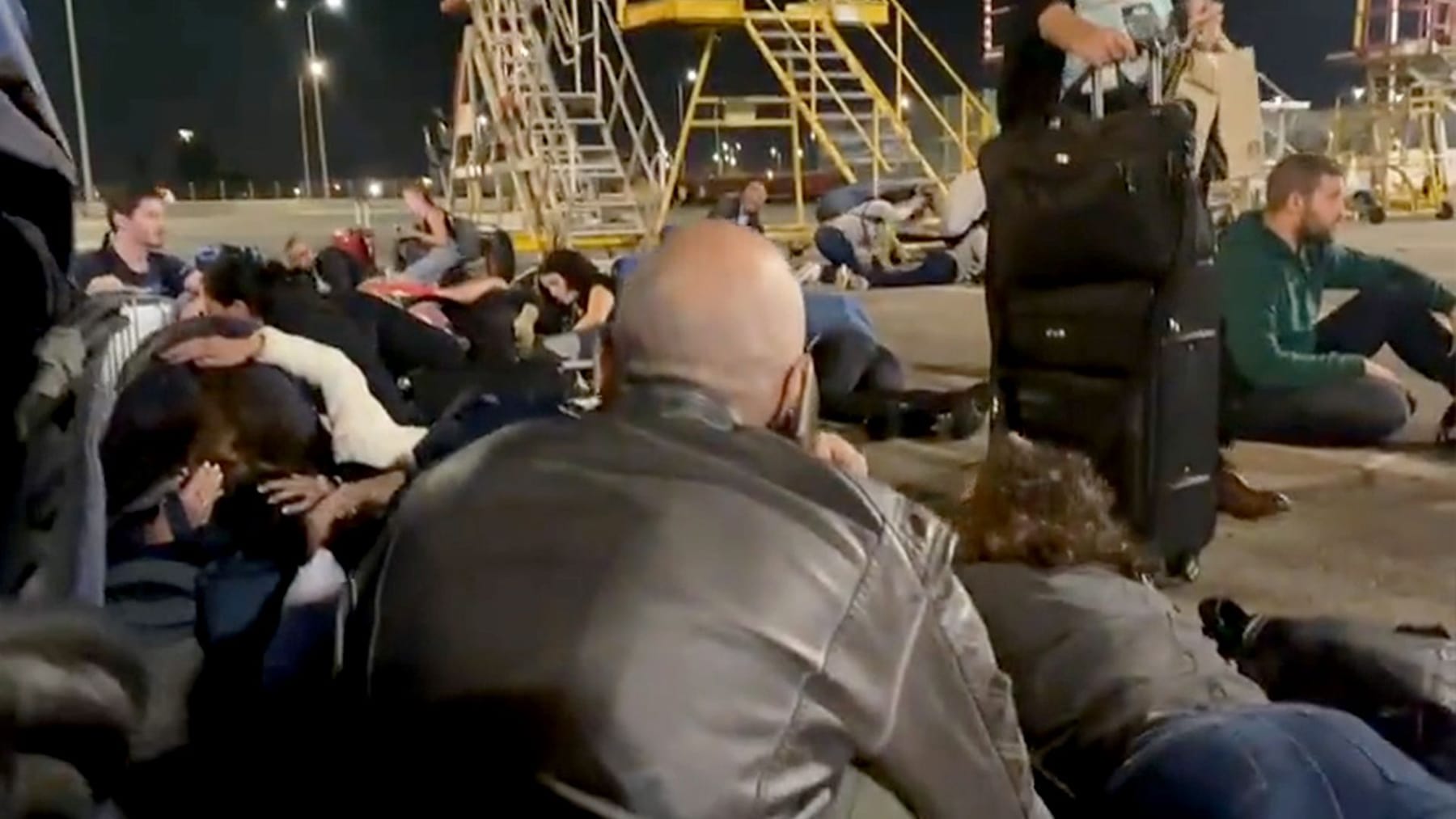 Tel Aviv: Flugpassagiere von Luftangriffen überrascht | Dramatische Szenen