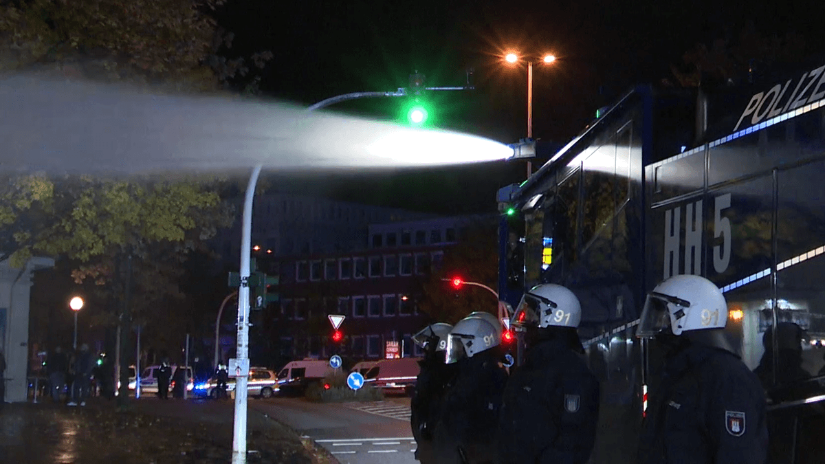Hamburg: Krawalle an Halloween – Polizei setzt Wasserwerfer ein Hamburg: Krawalle an Halloween – Polizei setzt Wasserwerfer ein