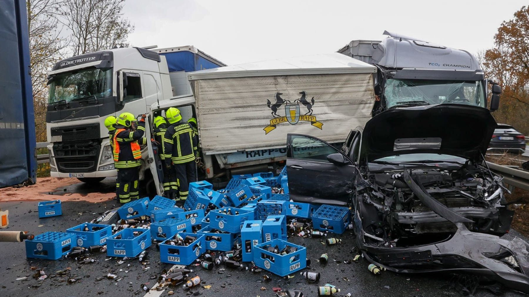 Vier Verletzte bei Unfall mit Autos und Lkws auf A67